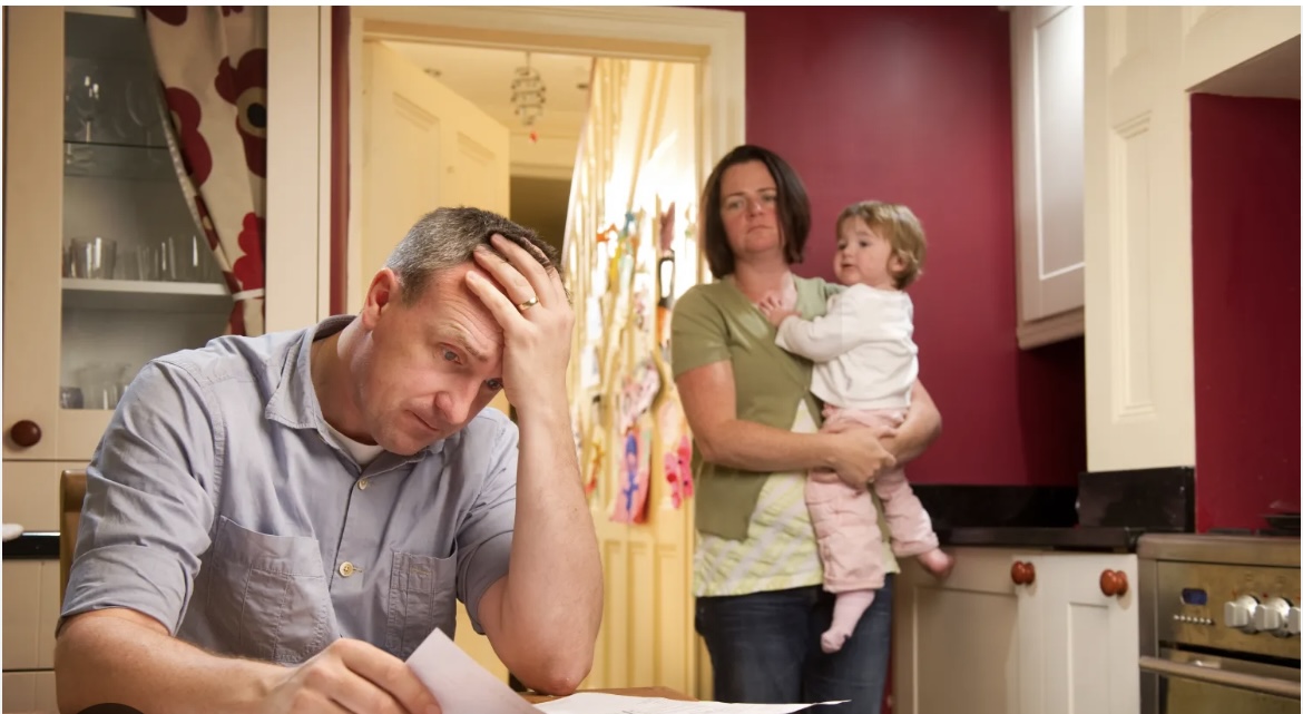 Squeezed Middle-Report says those on middle incomes struggling to save ...