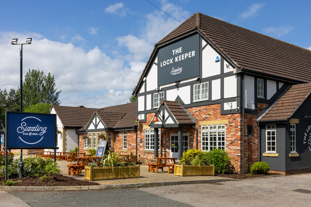 Radcliffe pub serves up brand-new look - About Manchester