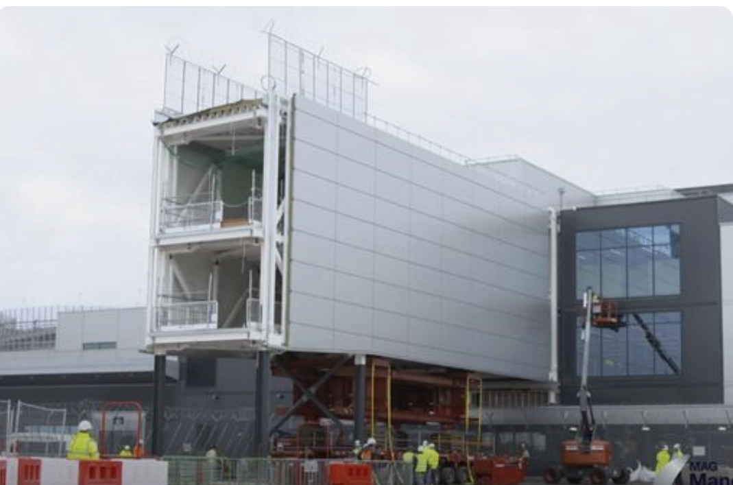Huge new link bridge lifted into place at Manchester Airport - About ...